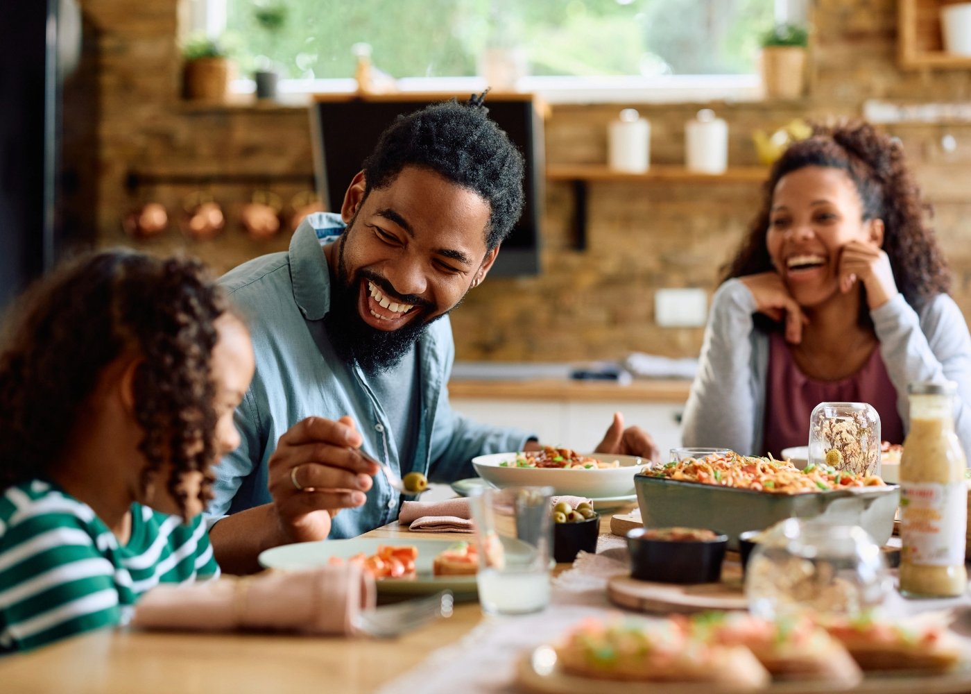 Jantar cedo ou tarde? Descubra o horário perfeito para comer à noite