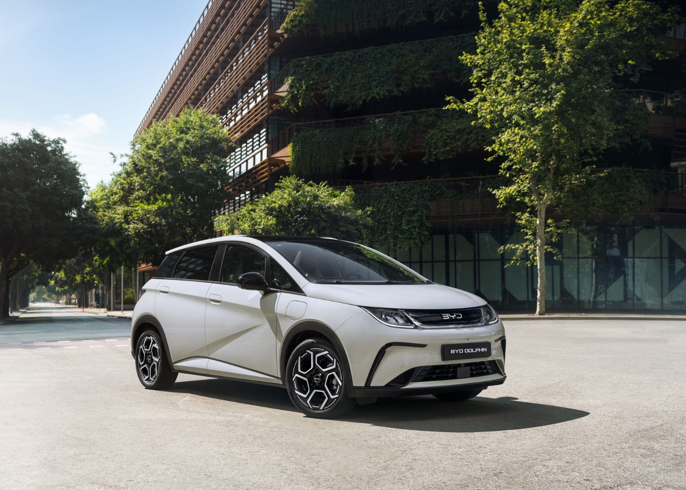 BYD Dolphin entra no novo ano renovado. E já tem preço por cá!